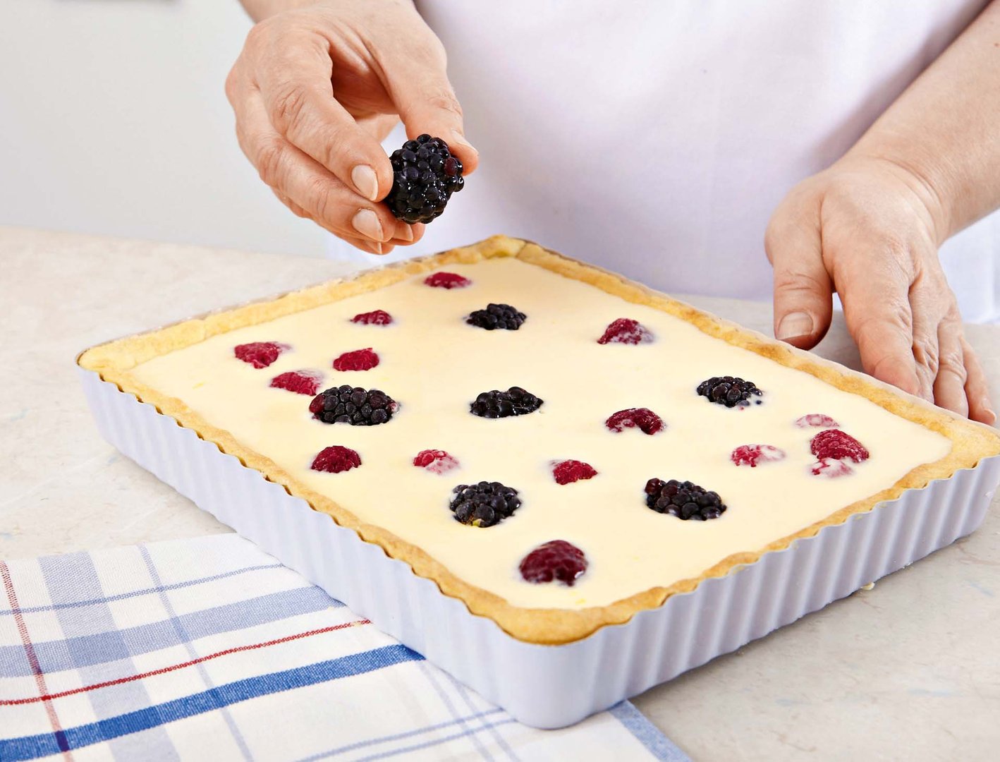 Torta iz pinjenca in gozdnih sadežev - Aktivni.si