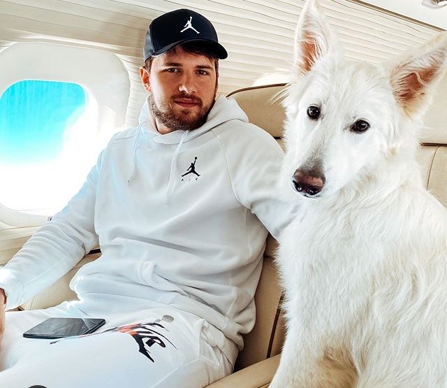 Dan z Luko Dončićem na dražbi skupaj z DiCapriem, Bieberjem in De Nirom ...