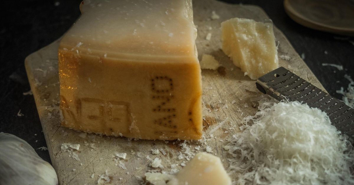 Nekateri šele zdaj spoznavajo resnico o parmezanu in njegovi izdelavi ...