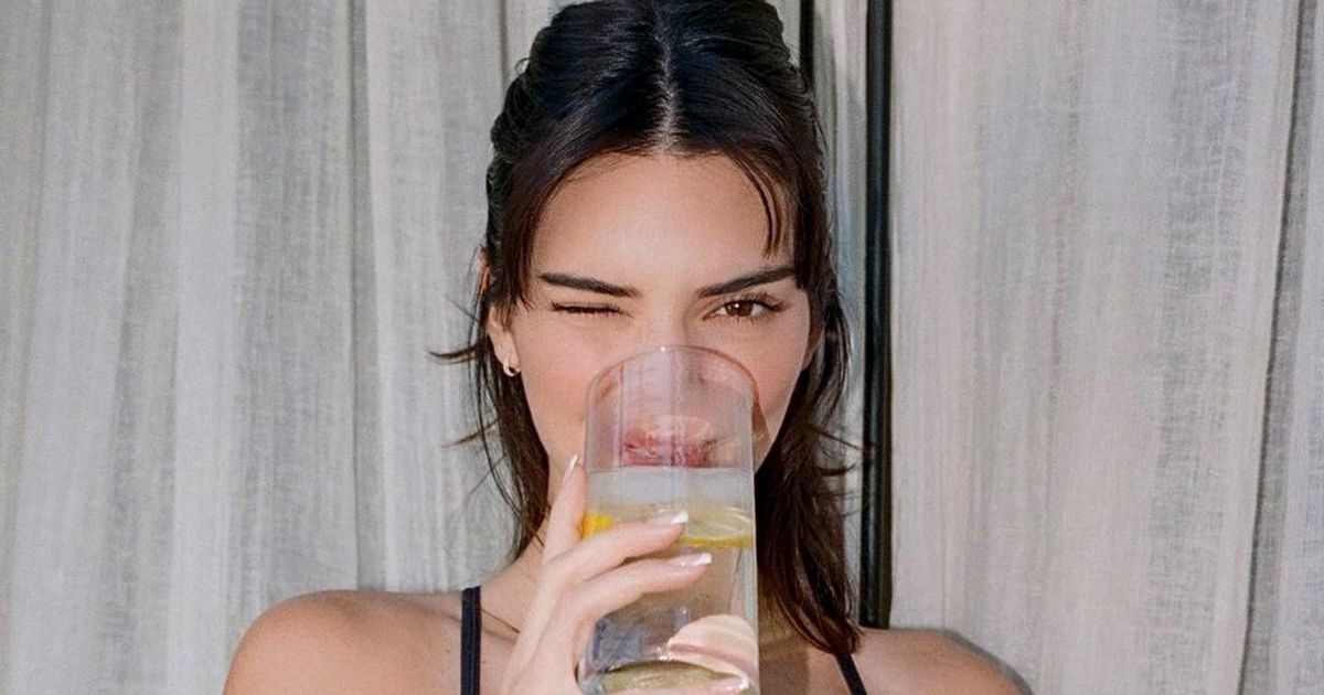 Kako se osvežiti v vročih dneh? Strokovnjaki pravijo, da ta pijača ...