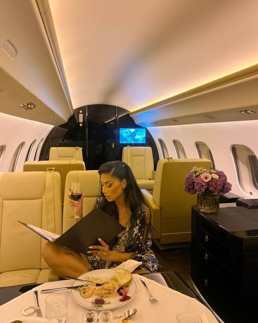 Kaj se dogaja z našim telesom med turbolenco na letalu in zakaj je ...